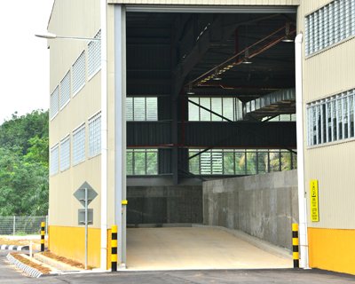 All-weather bulky waste unloading bay